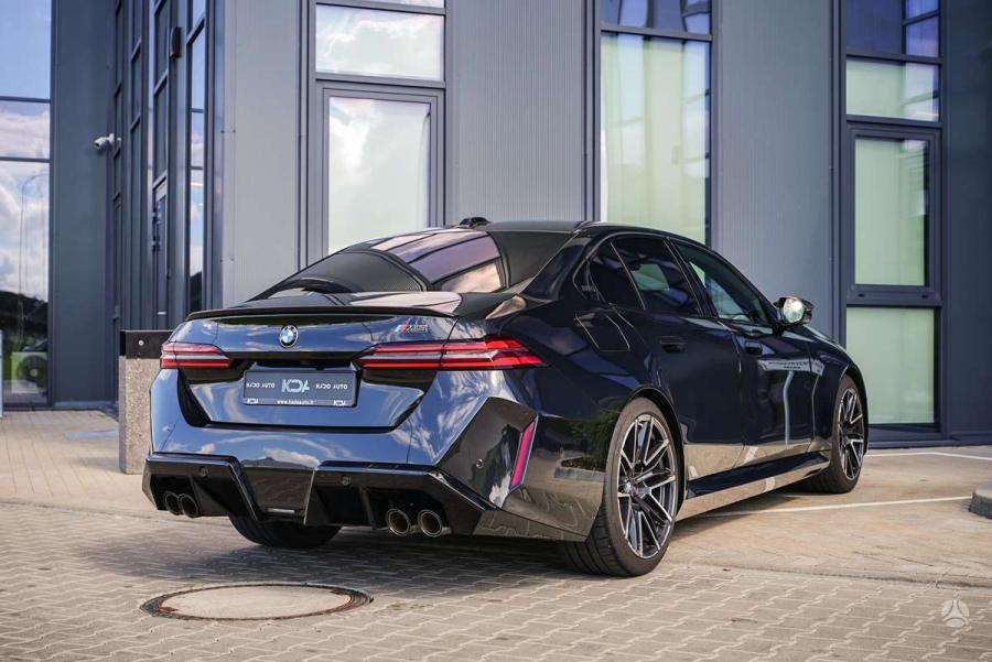 Black BMW M5 2024 in Kaunas, with an engine capacity of 4.40 L and mileage of 19 thousand km for 111450 €, photo 11 on AUTOMOTO.COM.LV