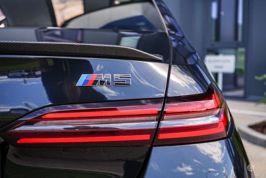 Black BMW M5 2024 in Kaunas, with an engine capacity of 4.40 L and mileage of 19 thousand km for 111450 €, photo 15 on AUTOMOTO.COM.LV