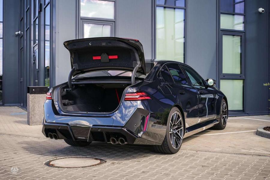 Black BMW M5 2024 in Kaunas, with an engine capacity of 4.40 L and mileage of 19 thousand km for 111450 €, photo 16 on AUTOMOTO.COM.LV