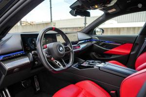 Black BMW M5 2024 in Kaunas, with an engine capacity of 4.40 L and mileage of 19 thousand km for 111450 €, photo 29 on AUTOMOTO.COM.LV
