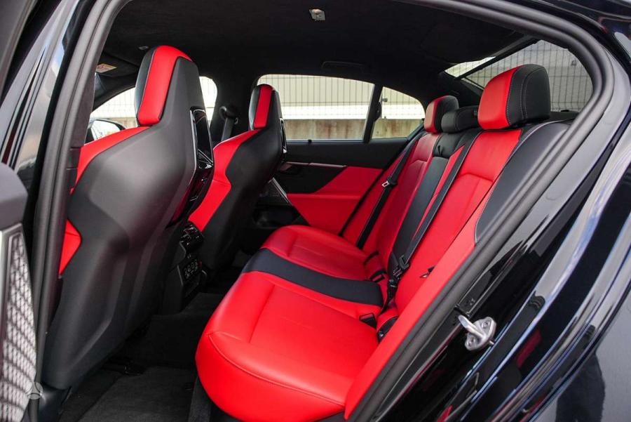 Black BMW M5 2024 in Kaunas, with an engine capacity of 4.40 L and mileage of 19 thousand km for 111450 €, photo 42 on AUTOMOTO.COM.LV