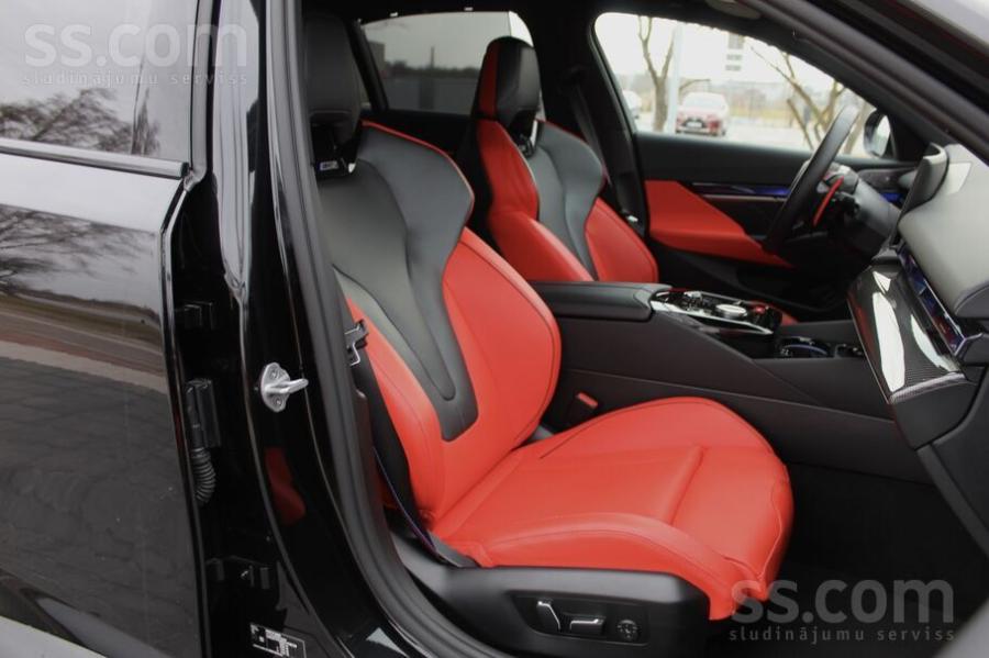 Melns BMW M5 2025 Jelgava, ar dzinēja tilpumu 4.40 L un nobraukumu 8 tūkst. km par 118000 €, foto 15 vietnē AUTOMOTO.COM.LV