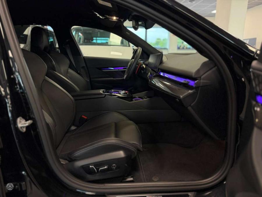 Black BMW M5 2025 in Klaipeda, with an engine capacity of 4.40 L and mileage of 7 thousand km for 112000 €, photo 28 on AUTOMOTO.COM.LV
