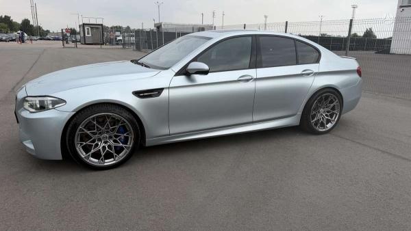 Zils BMW M5 2015 Marijampole, ar dzinēja tilpumu 4.40 L un nobraukumu 170 tūkst. km par 24000 €, foto 4 vietnē AUTOMOTO.COM.LV