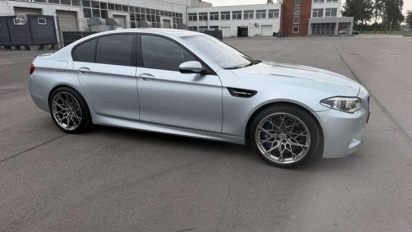Zils BMW M5 2015 Marijampole, ar dzinēja tilpumu 4.40 L un nobraukumu 170 tūkst. km par 24000 €, foto 5 vietnē AUTOMOTO.COM.LV