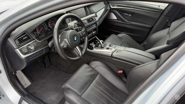 Zils BMW M5 2015 Marijampole, ar dzinēja tilpumu 4.40 L un nobraukumu 170 tūkst. km par 24000 €, foto 9 vietnē AUTOMOTO.COM.LV