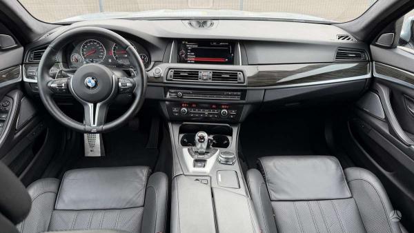 Zils BMW M5 2015 Marijampole, ar dzinēja tilpumu 4.40 L un nobraukumu 170 tūkst. km par 24000 €, foto 10 vietnē AUTOMOTO.COM.LV