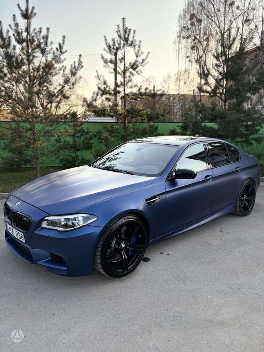 Blue BMW M5 2015 in Kaunas, with an engine capacity of 4.40 L and mileage of 96 thousand km for 29900 €, photo 1 on AUTOMOTO.COM.LV