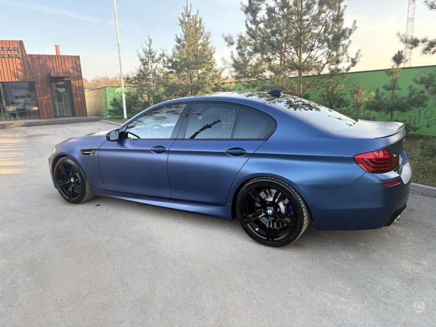 Blue BMW M5 2015 in Kaunas, with an engine capacity of 4.40 L and mileage of 96 thousand km for 29900 €, photo 5 on AUTOMOTO.COM.LV