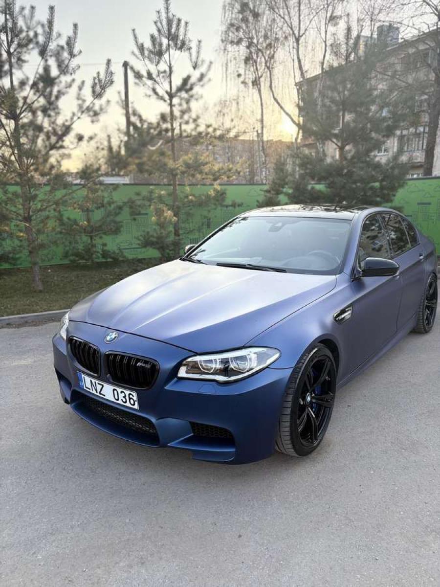 Blue BMW M5 2015 in Kaunas, with an engine capacity of 4.40 L and mileage of 96 thousand km for 29900 €, photo 10 on AUTOMOTO.COM.LV