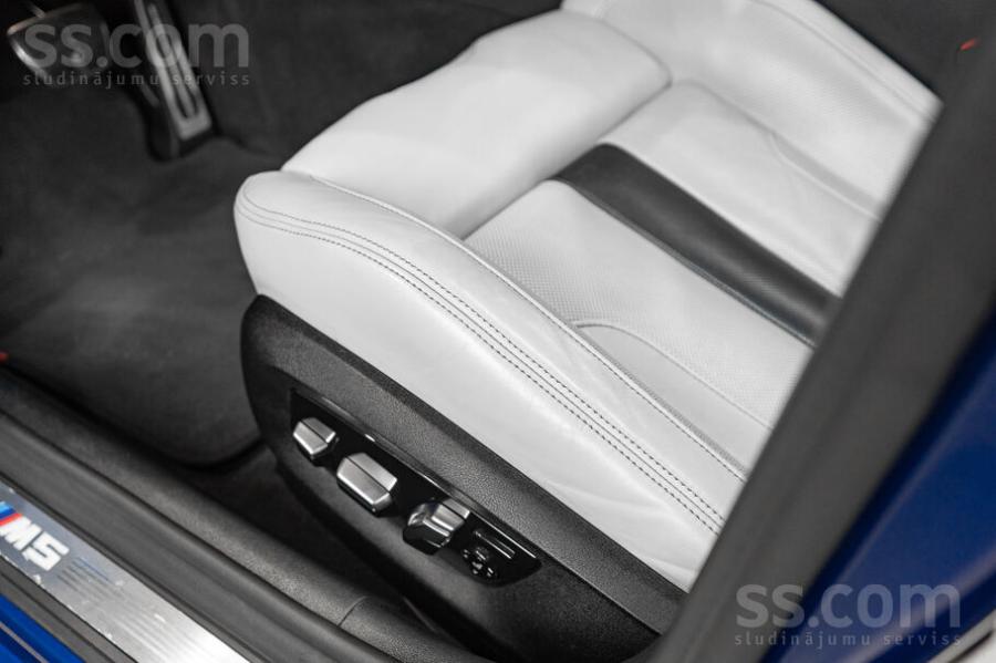 Zils BMW M5 2020 Rīga, ar dzinēja tilpumu 4.40 L un nobraukumu 54 tūkst. km par 64000 €, foto 20 vietnē AUTOMOTO.COM.LV