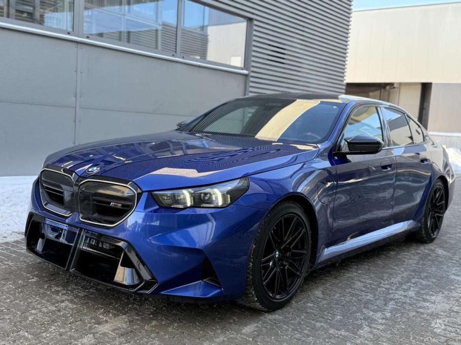 Zils BMW M5 2024 Viļņa, ar dzinēja tilpumu 4.40 L un nobraukumu 50 tūkst. km par 110000 €, foto 1 vietnē AUTOMOTO.COM.LV