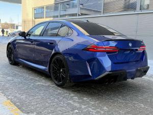 Zils BMW M5 2024 Viļņa, ar dzinēja tilpumu 4.40 L un nobraukumu 50 tūkst. km par 110000 €, foto 3 vietnē AUTOMOTO.COM.LV