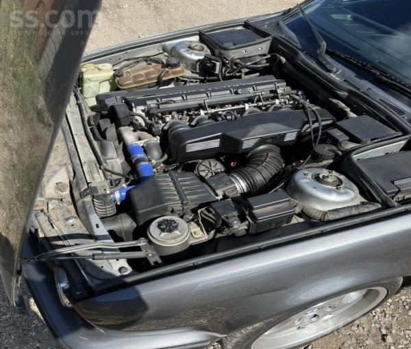Grey BMW M5 1990 in Liepaja, with an engine capacity of 3.60 L and mileage of 270 thousand km for 27800 €, photo 2 on AUTOMOTO.COM.LV
