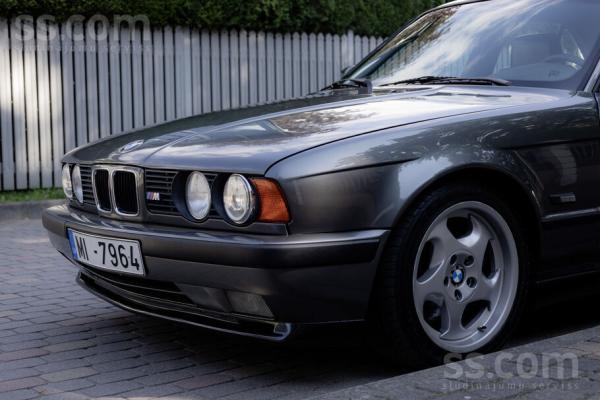 Grey BMW M5 1990 in Liepaja, with an engine capacity of 3.60 L and mileage of 270 thousand km for 27800 €, photo 4 on AUTOMOTO.COM.LV