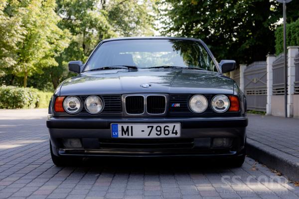 Grey BMW M5 1990 in Liepaja, with an engine capacity of 3.60 L and mileage of 270 thousand km for 27800 €, photo 6 on AUTOMOTO.COM.LV