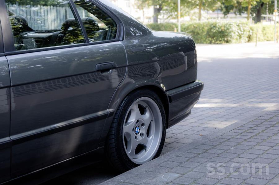 Grey BMW M5 1990 in Liepaja, with an engine capacity of 3.60 L and mileage of 270 thousand km for 27800 €, photo 9 on AUTOMOTO.COM.LV