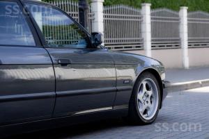 Grey BMW M5 1990 in Liepaja, with an engine capacity of 3.60 L and mileage of 270 thousand km for 27800 €, photo 11 on AUTOMOTO.COM.LV