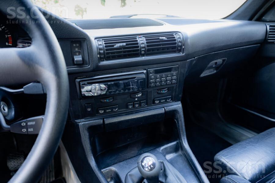 Grey BMW M5 1990 in Liepaja, with an engine capacity of 3.60 L and mileage of 270 thousand km for 27800 €, photo 15 on AUTOMOTO.COM.LV