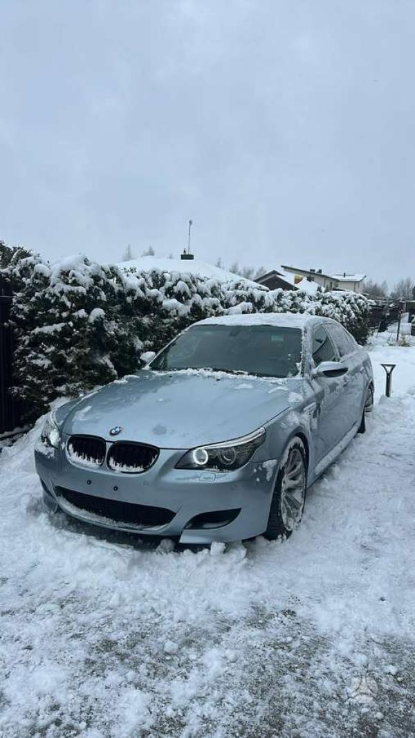 Grey BMW M5 2006 in Panevezys, with an engine capacity of 5.00 L and mileage of 220 thousand km for 23500 €, photo 1 on AUTOMOTO.COM.LV