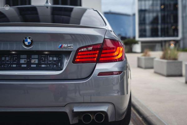 Grey BMW M5 2012 in Vilnius, with an engine capacity of 4.40 L and mileage of 157 thousand km for 26200 €, photo 8 on AUTOMOTO.COM.LV