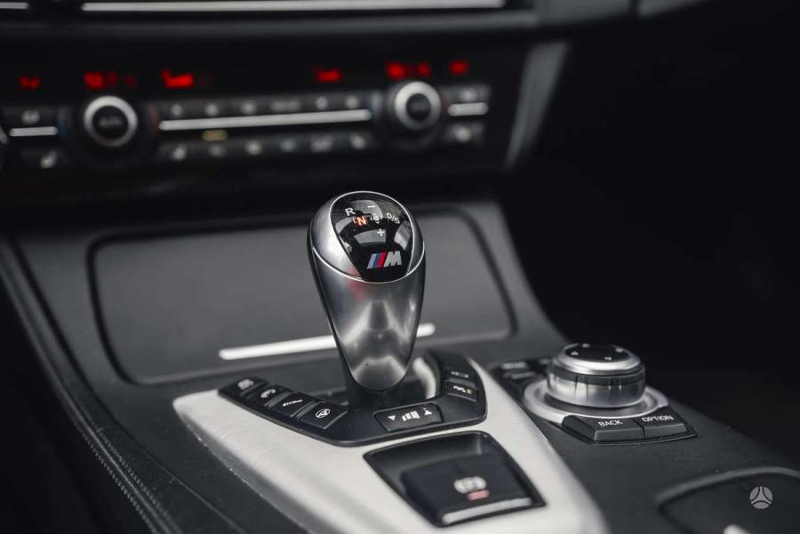 Pelēks BMW M5 2012 Viļņa, ar dzinēja tilpumu 4.40 L un nobraukumu 157 tūkst. km par 26200 €, foto 14 vietnē AUTOMOTO.COM.LV