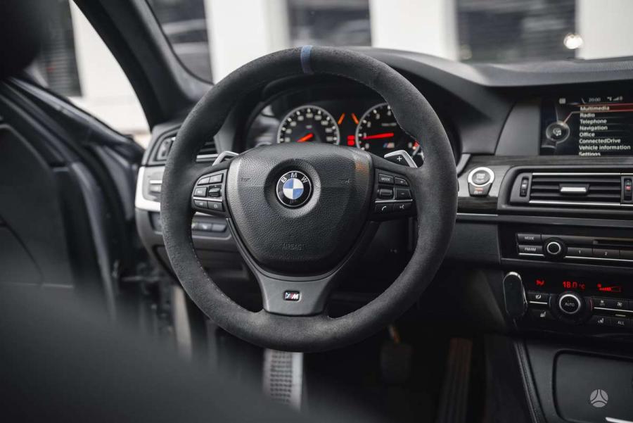 Pelēks BMW M5 2012 Viļņa, ar dzinēja tilpumu 4.40 L un nobraukumu 157 tūkst. km par 26200 €, foto 17 vietnē AUTOMOTO.COM.LV