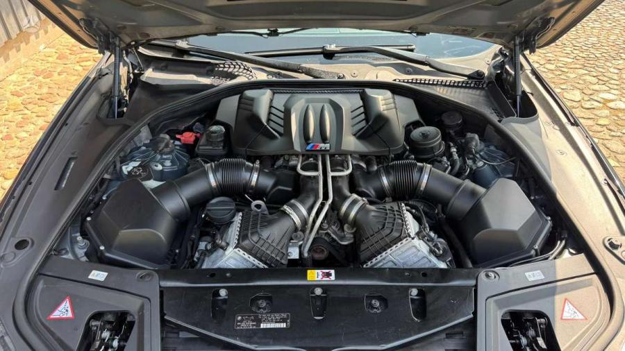 Grey BMW M5 2013 in Varena, with an engine capacity of 4.40 L and mileage of 168 thousand km for 18500 €, photo 34 on AUTOMOTO.COM.LV