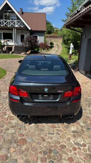 Grey BMW M5 2013 in Varena, with an engine capacity of 4.40 L and mileage of 168 thousand km for 18500 €, photo 7 on AUTOMOTO.COM.LV