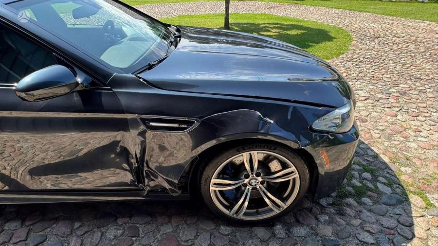 Grey BMW M5 2013 in Varena, with an engine capacity of 4.40 L and mileage of 168 thousand km for 18500 €, photo 11 on AUTOMOTO.COM.LV