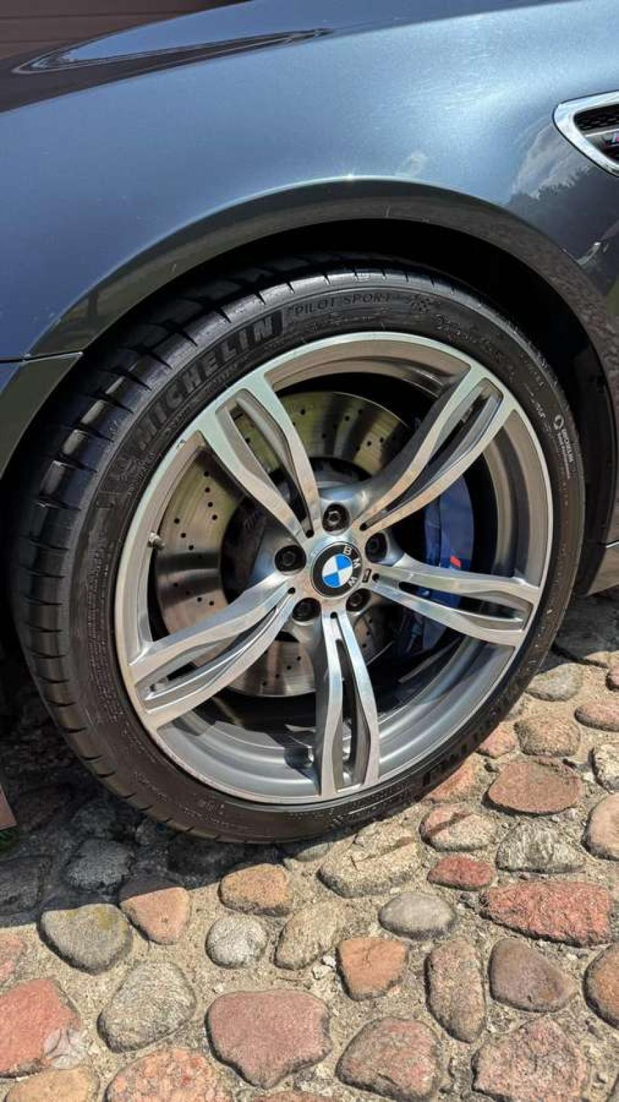 Grey BMW M5 2013 in Varena, with an engine capacity of 4.40 L and mileage of 168 thousand km for 18500 €, photo 15 on AUTOMOTO.COM.LV