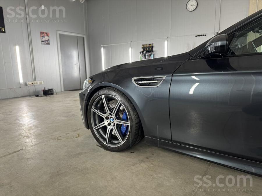 Grey BMW M5 2014 in Riga, with an engine capacity of 4.40 L and mileage of 82 thousand km for 38900 €, photo 29 on AUTOMOTO.COM.LV