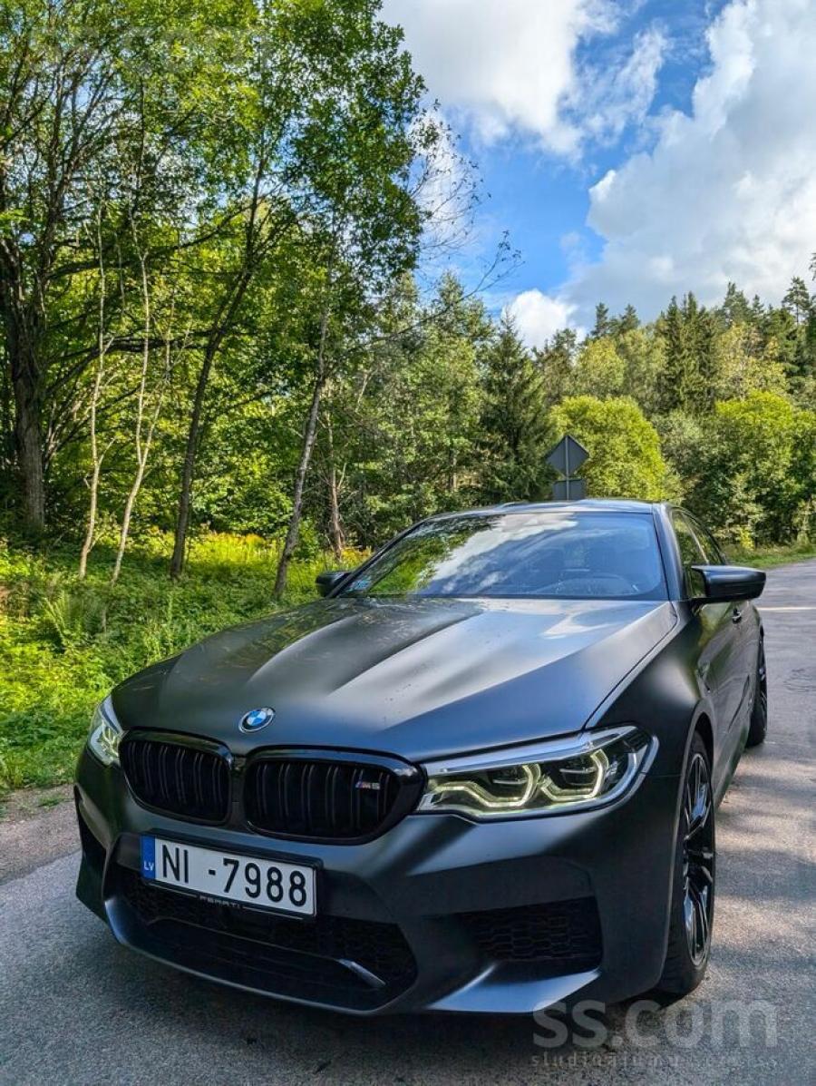 Grey BMW M5 2018 in Riga, with an engine capacity of 4.40 L and mileage of 125 thousand km for 49000 €, photo 3 on AUTOMOTO.COM.LV