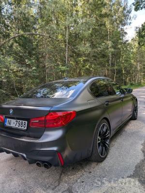 Grey BMW M5 2018 in Riga, with an engine capacity of 4.40 L and mileage of 125 thousand km for 49000 €, photo 6 on AUTOMOTO.COM.LV