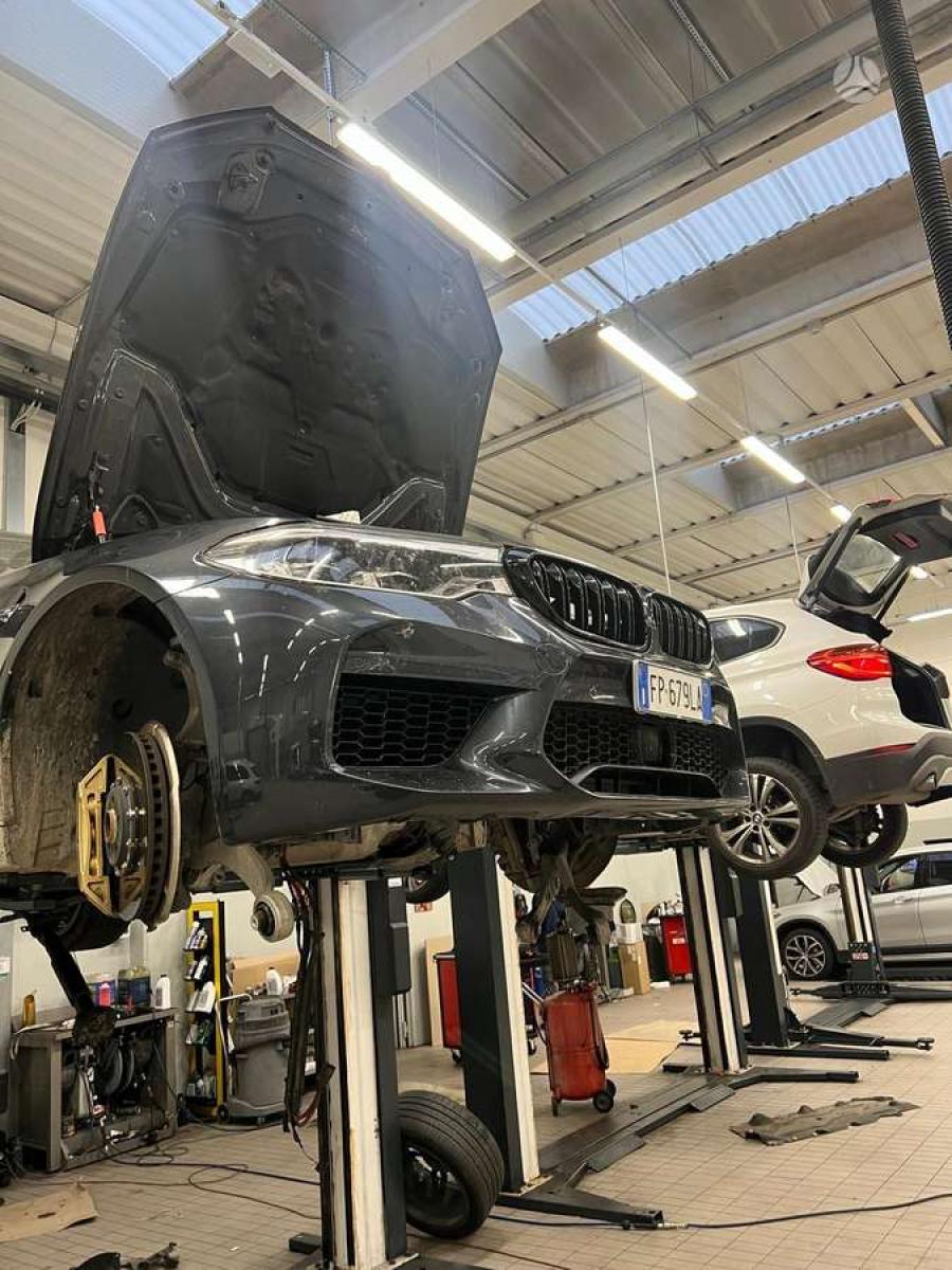 Grey BMW M5 2018 in Vilnius, with an engine capacity of 4.40 L and mileage of 212 thousand km for 37999 €, photo 46 on AUTOMOTO.COM.LV