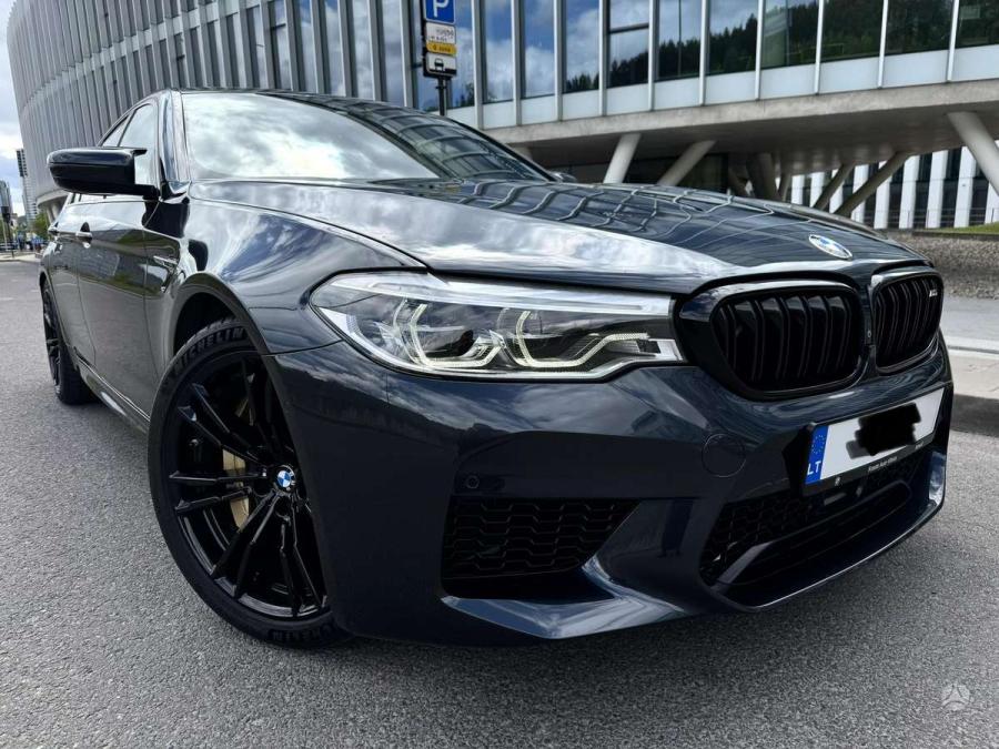 Grey BMW M5 2018 in Vilnius, with an engine capacity of 4.40 L and mileage of 212 thousand km for 36999 €, photo 1 on AUTOMOTO.COM.LV