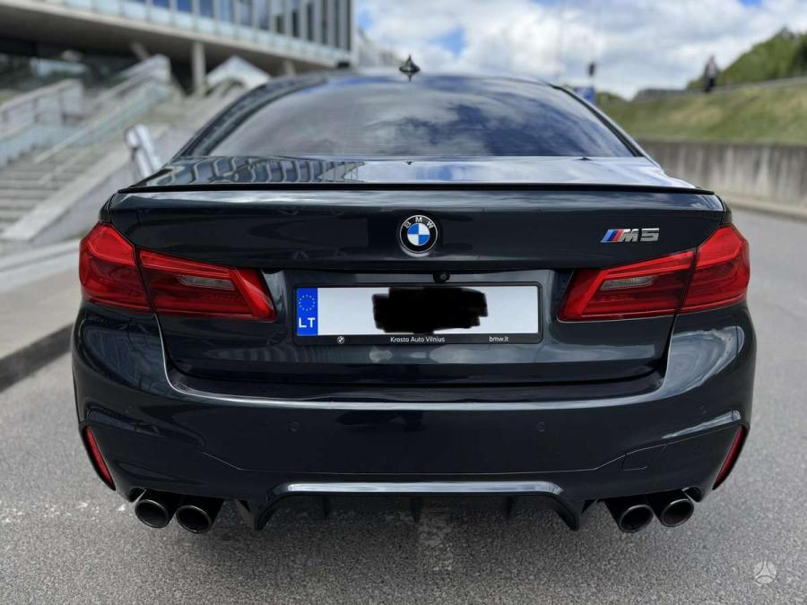 Grey BMW M5 2018 in Vilnius, with an engine capacity of 4.40 L and mileage of 212 thousand km for 36999 €, photo 6 on AUTOMOTO.COM.LV