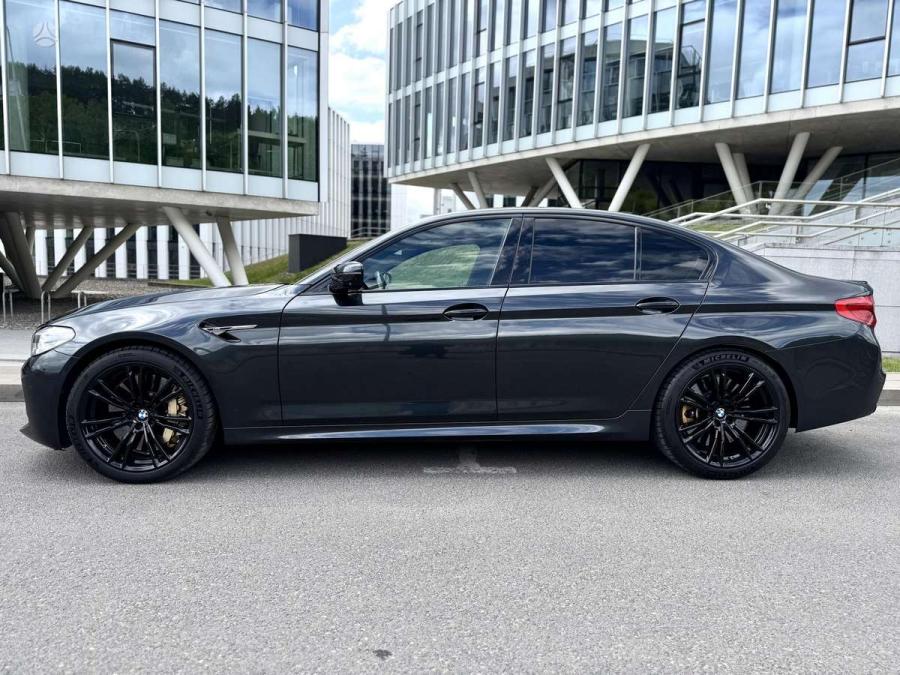 Grey BMW M5 2018 in Vilnius, with an engine capacity of 4.40 L and mileage of 212 thousand km for 36999 €, photo 8 on AUTOMOTO.COM.LV
