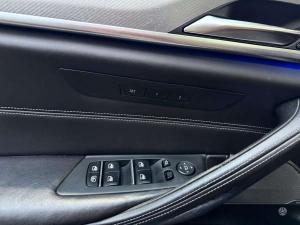 Grey BMW M5 2018 in Vilnius, with an engine capacity of 4.40 L and mileage of 212 thousand km for 36999 €, photo 30 on AUTOMOTO.COM.LV