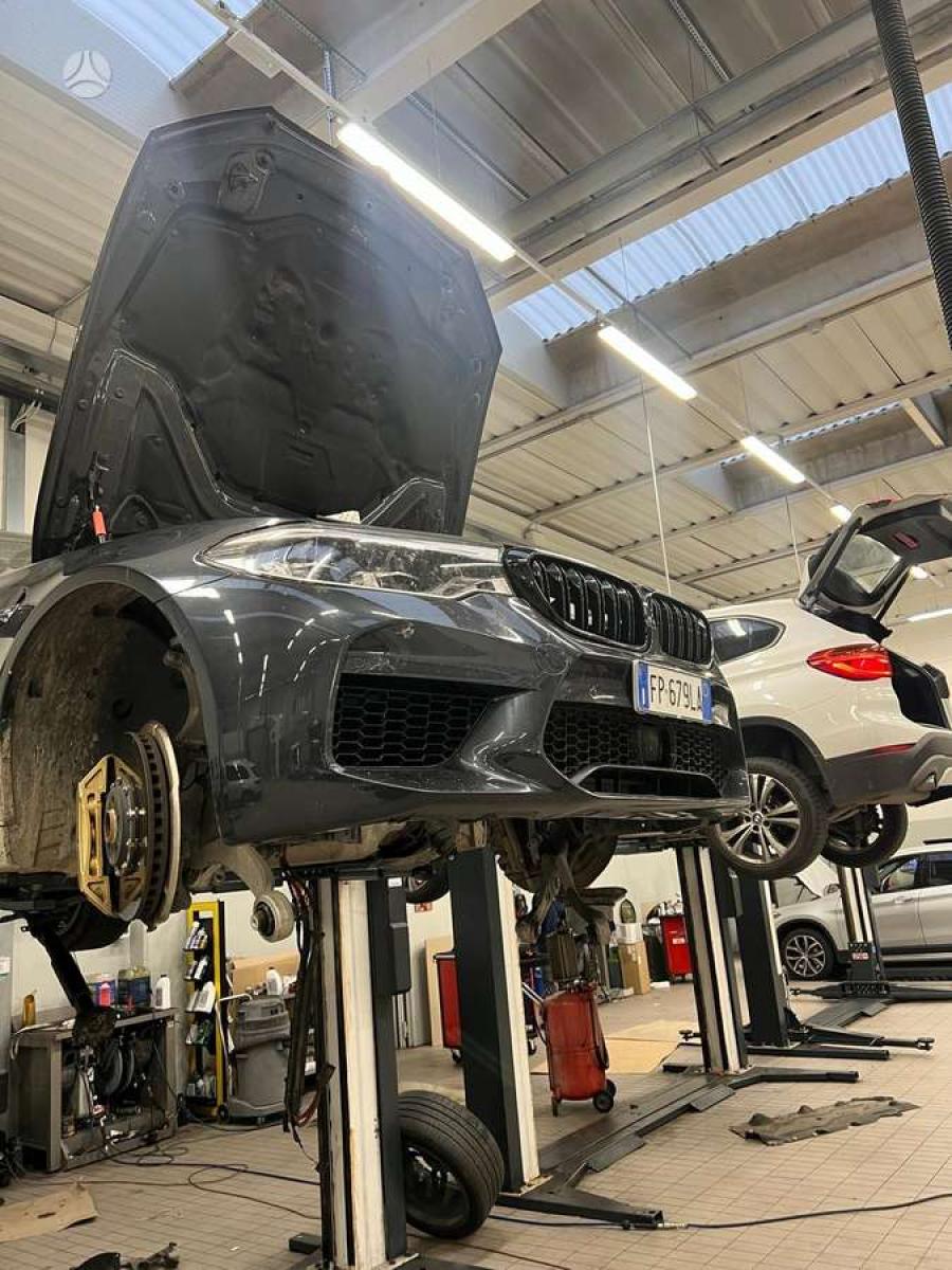 Grey BMW M5 2018 in Vilnius, with an engine capacity of 4.40 L and mileage of 212 thousand km for 36999 €, photo 41 on AUTOMOTO.COM.LV