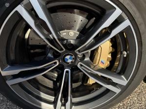 Pelēks BMW M5 2018 Viļņa, ar dzinēja tilpumu 4.40 L un nobraukumu 10 tūkst. km par 43200 €, foto 43 vietnē AUTOMOTO.COM.LV