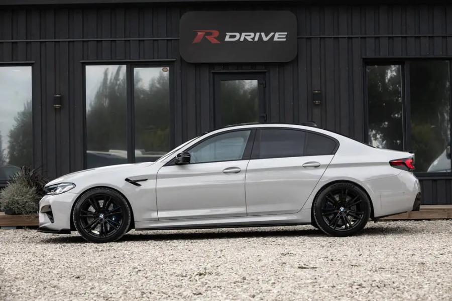 Pelēks BMW M5 2022 Jelgava, ar dzinēja tilpumu 4.40 L un nobraukumu 101 tūkst. km par 73200 €, foto 9 vietnē AUTOMOTO.COM.LV