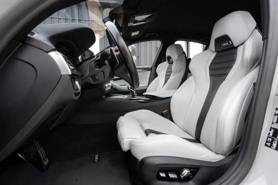 Pelēks BMW M5 2022 Jelgava, ar dzinēja tilpumu 4.40 L un nobraukumu 101 tūkst. km par 73200 €, foto 13 vietnē AUTOMOTO.COM.LV