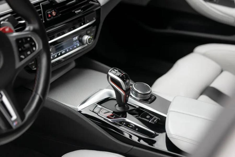 Pelēks BMW M5 2022 Jelgava, ar dzinēja tilpumu 4.40 L un nobraukumu 101 tūkst. km par 73200 €, foto 15 vietnē AUTOMOTO.COM.LV