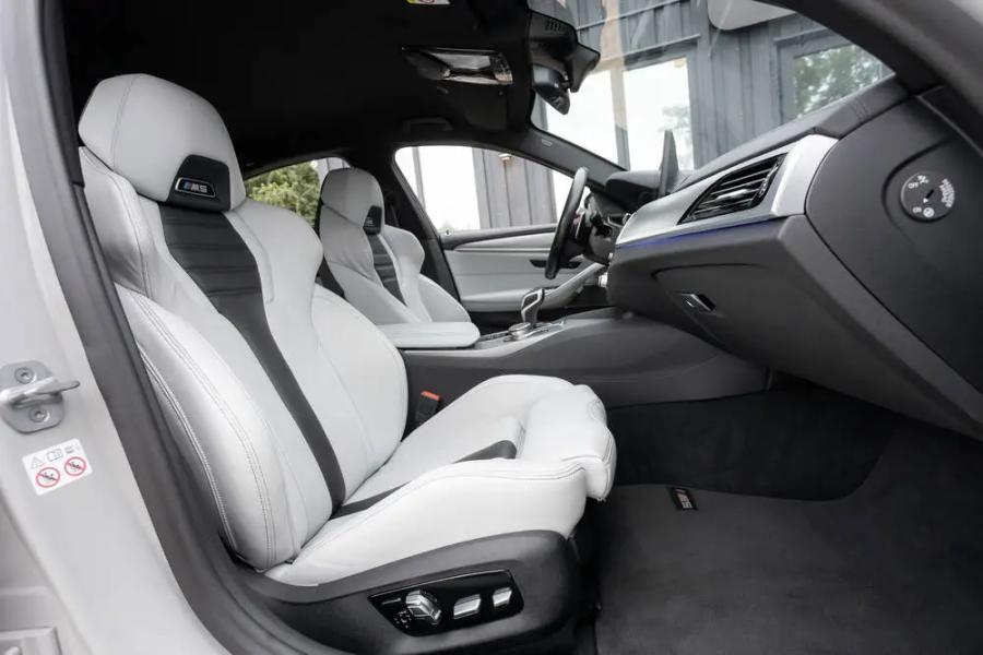 Pelēks BMW M5 2022 Jelgava, ar dzinēja tilpumu 4.40 L un nobraukumu 101 tūkst. km par 73200 €, foto 20 vietnē AUTOMOTO.COM.LV