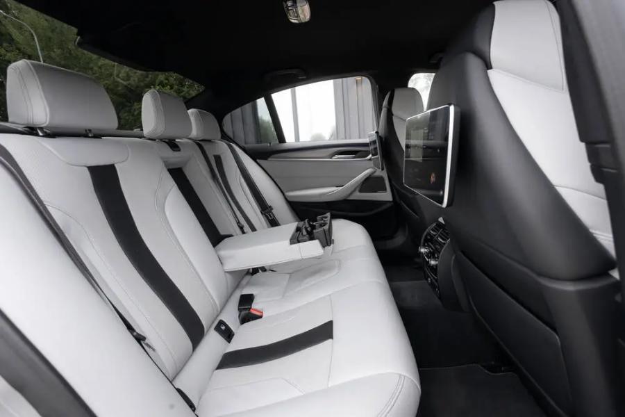 Pelēks BMW M5 2022 Jelgava, ar dzinēja tilpumu 4.40 L un nobraukumu 101 tūkst. km par 73200 €, foto 23 vietnē AUTOMOTO.COM.LV