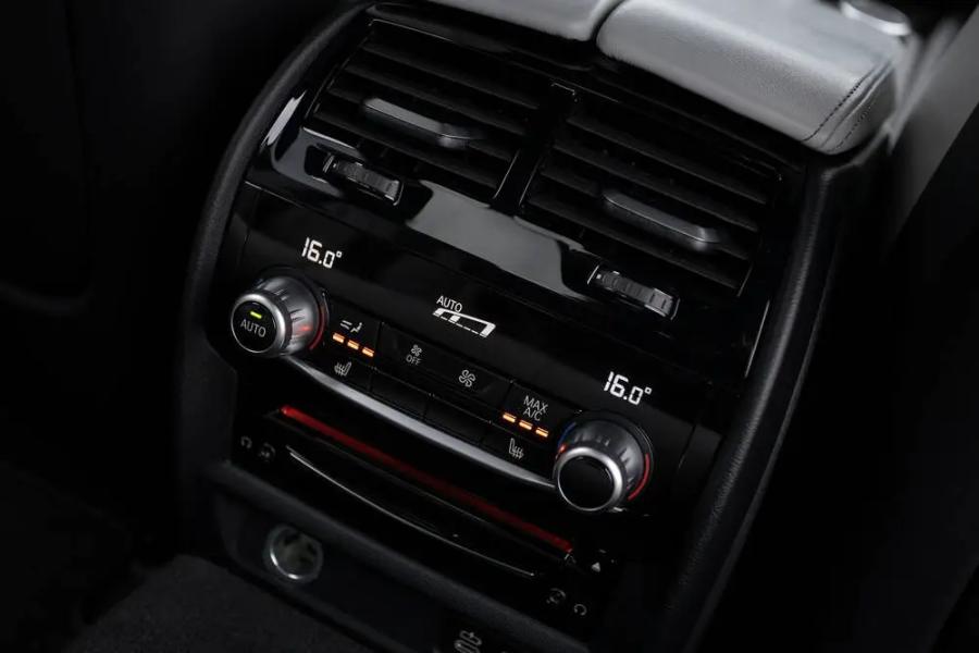 Pelēks BMW M5 2022 Jelgava, ar dzinēja tilpumu 4.40 L un nobraukumu 101 tūkst. km par 73200 €, foto 24 vietnē AUTOMOTO.COM.LV