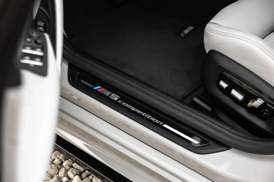 Pelēks BMW M5 2022 Jelgava, ar dzinēja tilpumu 4.40 L un nobraukumu 101 tūkst. km par 73200 €, foto 32 vietnē AUTOMOTO.COM.LV