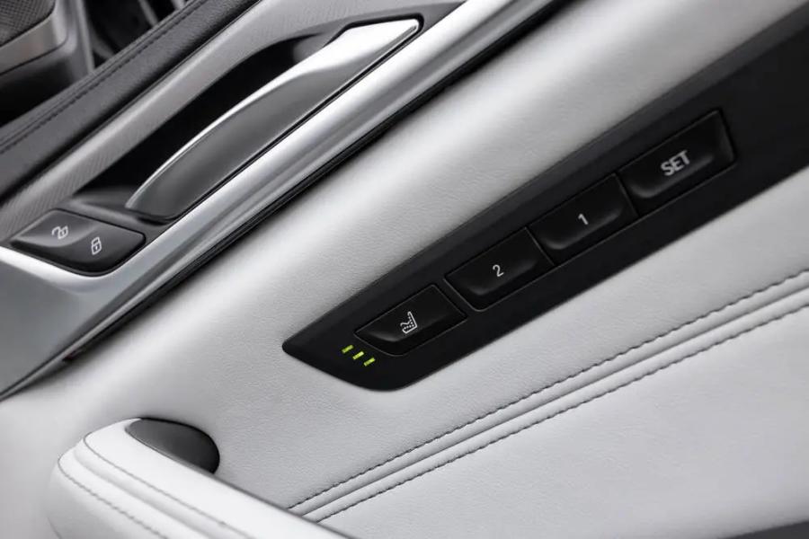 Pelēks BMW M5 2022 Jelgava, ar dzinēja tilpumu 4.40 L un nobraukumu 101 tūkst. km par 73200 €, foto 33 vietnē AUTOMOTO.COM.LV