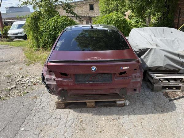 BMW M5 2018 Rīga vietnē Sarkans BMW M5 2018 Rīga, ar dzinēja tilpumu 4.40 L un nobraukumu 100 tūkst. km par 6000 €, foto 6 vietnē AUTOMOTO.COM.LV